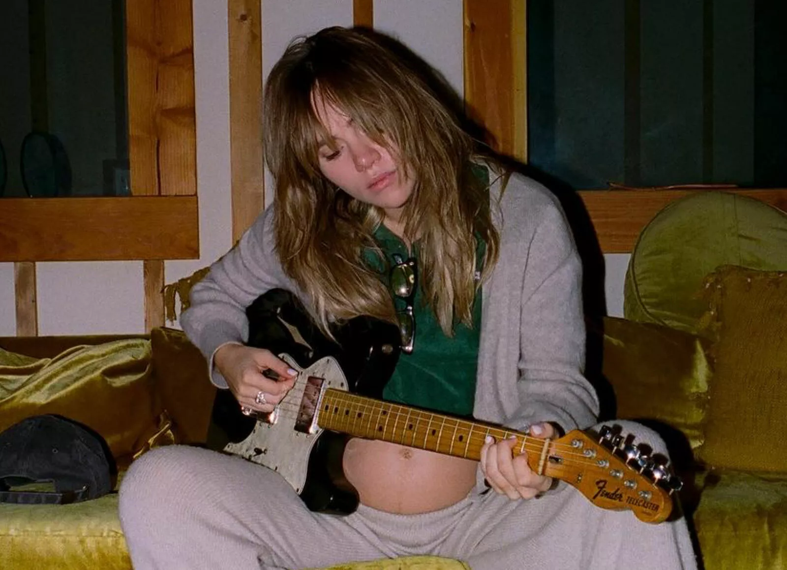 Невеста Роберта Паттинсона показала “беременный” фотосет из студии ...