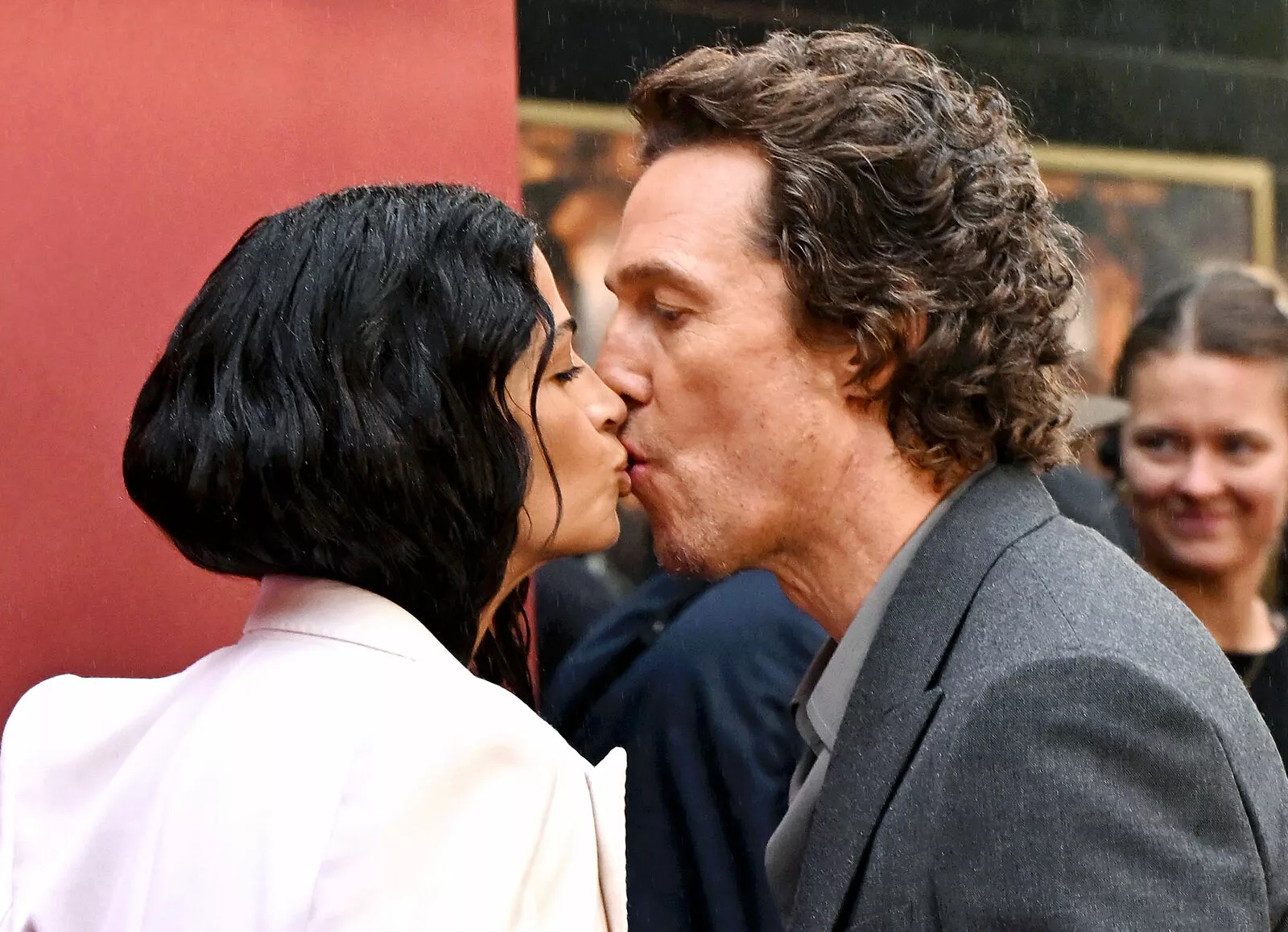 Мэттью Макконахи и Камила Алвес нежно поцеловались на красной дорожке